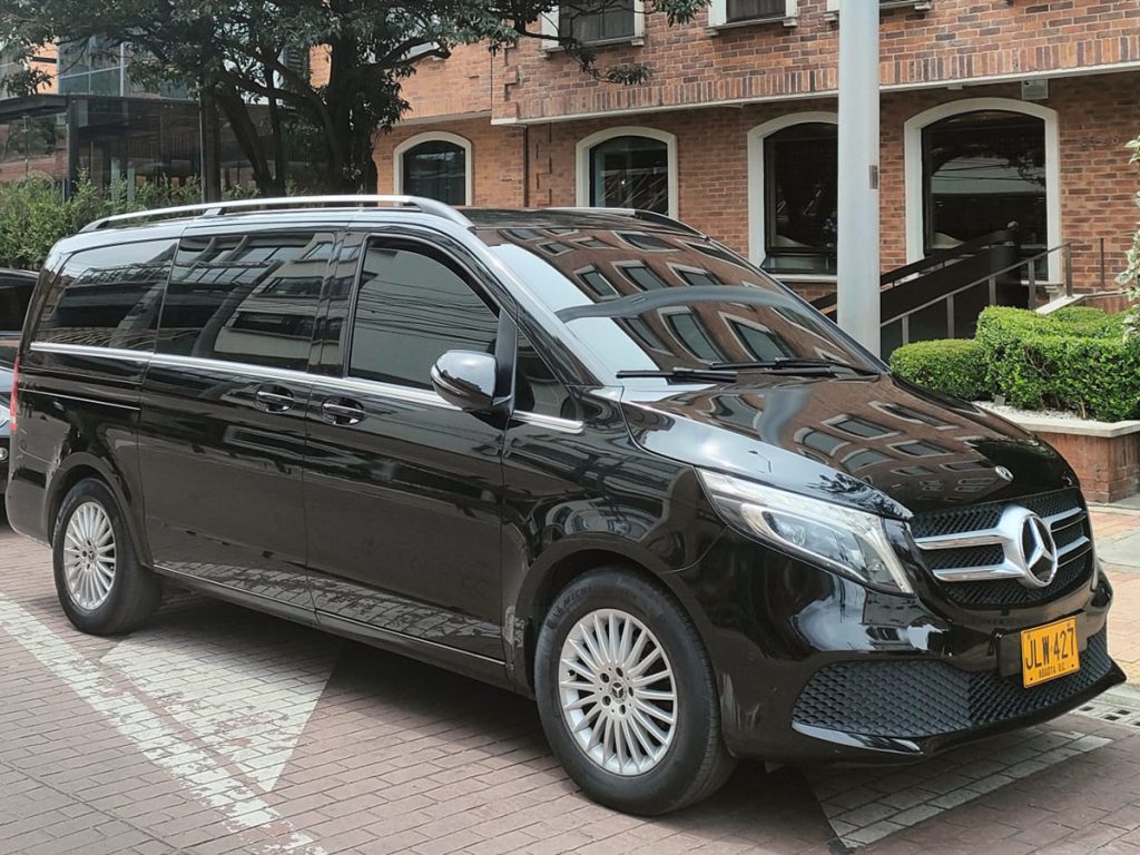 Mini Van Luxury Black – Transrubio S.A.S.
